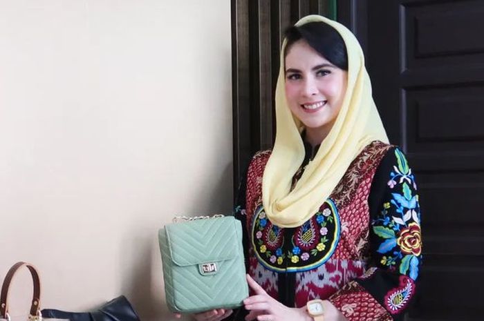 Pakai Hijab ala Ibu Pejabat, Gaya Kerudung Arumi Bachsin Disorot - Stylo