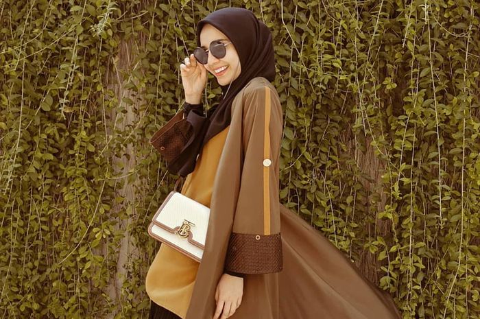 Inspirasi Tampil Modis dan Santun dengan Long Outer Hijab ala Zaskia Sungkar, Mudah Dicontek Nih ...