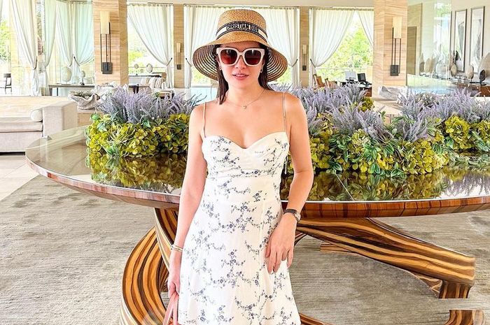 Umbar Belahan Dada Saat Santai di Pantai, Gaya Seksi Shandy Aulia Curi ...