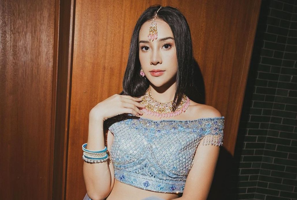 Cantik dan Anggunnya Anya Geraldine Pakai Kebaya Bali yang Jadi Sorotan