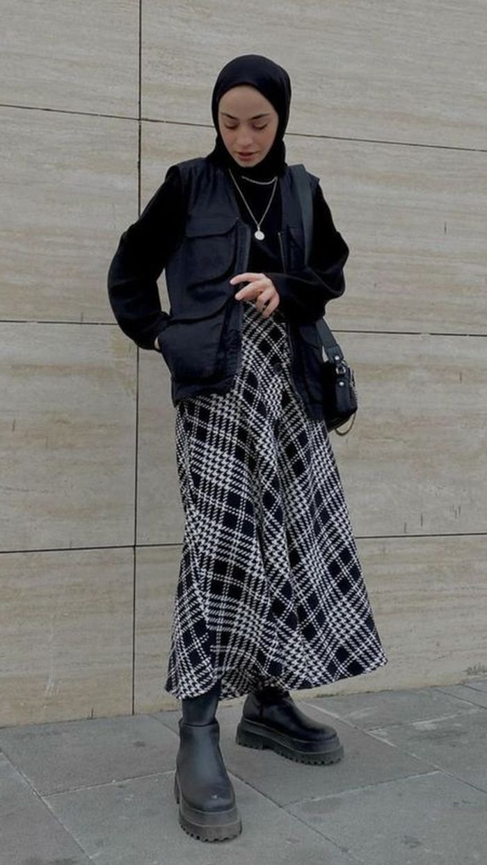 Inspirasi Outfit Hijab Modis Elegan dengan Rok Motif ala Selebgram! - Stylo