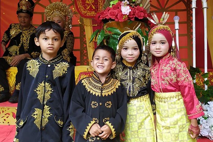 Mengenal 2 Posisi Gerakan Tari Bungong Jeumpa Aceh, Kelas 4 Tema 1 - Kids