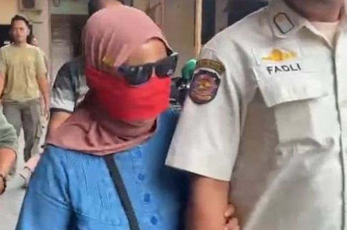 Gak Kapok, Masriah jadi Tersangka Lagi Usai Kepergok Lempar Sampah ke ... Gak Kapok, Masriah jadi Tersangka Lagi Usai Kepergok Lempar Sampah ke ...