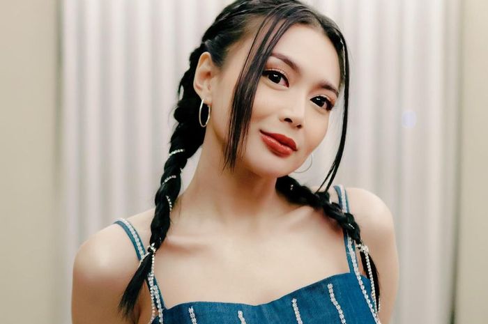 Janda Sekel Pinter Goyang! Potret Wika Salim Pakai Rok Mini Pamer Paha ...