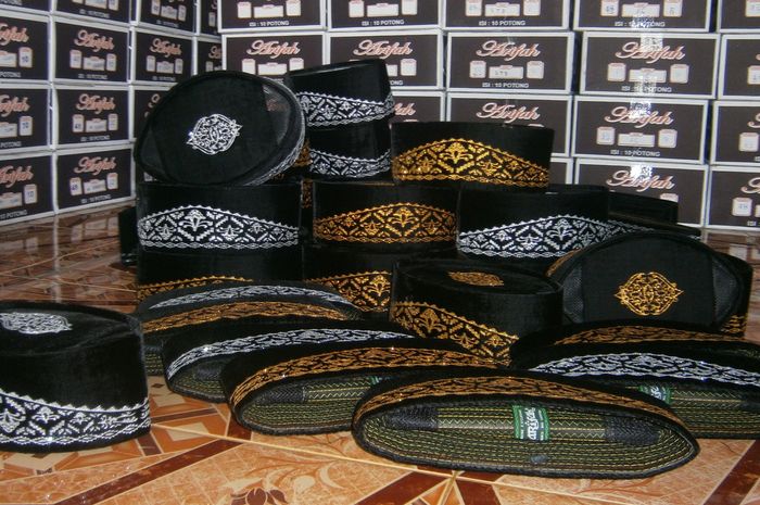 Cara Mencuci Peci Hitam yang Bau Apek dengan Benar, Bisa Wangi Seperti ...