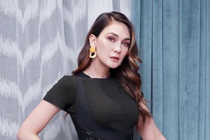 Kayak Nggak Pakai Celana, Luna Maya Tampil Seksi Pakai Kemeja Putih ... Kayak Nggak Pakai Celana, Luna Maya Tampil Seksi Pakai Kemeja Putih ...