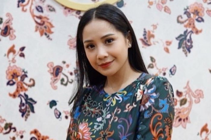 Tampil Beda Kayak Nggak Pakai Celana, Nagita Slavina Kenakan Baju One Shoulder Oversized yang ...