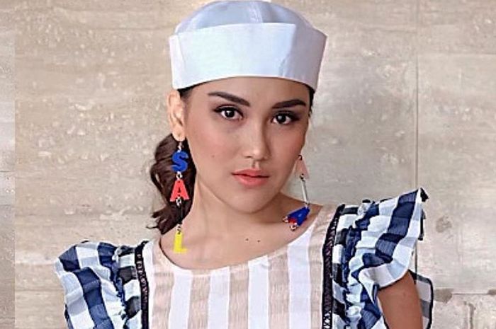 Pede Unggah Foto Seksi Umbar Aurat Pakai Busana Belahan Dada Terlihat ... Pede Unggah Foto Seksi Umbar Aurat Pakai Busana Belahan Dada Terlihat ...