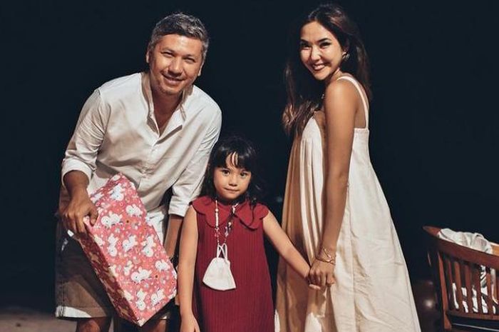 Tampak Romantis dan Bahagia, Intip Foto-Foto Momen Liburan Romantis Gading Marten Bersama ...