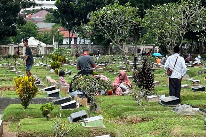 Bacaan Doa Ziarah Kubur Beserta Artinya hingga Tata Krama yang Harus ...