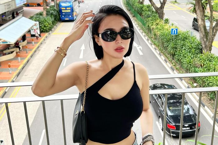 Asoy Joget di Atas Panggung, WIka Salim Tampil Seksi Pakai Stoking Jaring Pamer Paha Mulus - Stylo