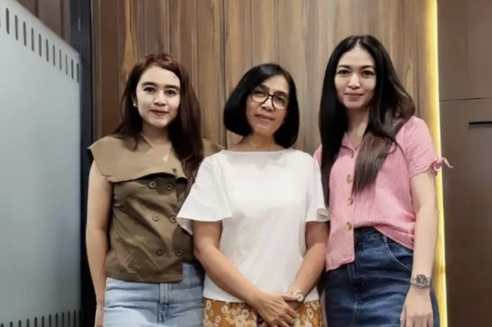 Ikut Rayakan Natal Sang Ibu yang Beda Agama, Intip Tampilan Selvi ...