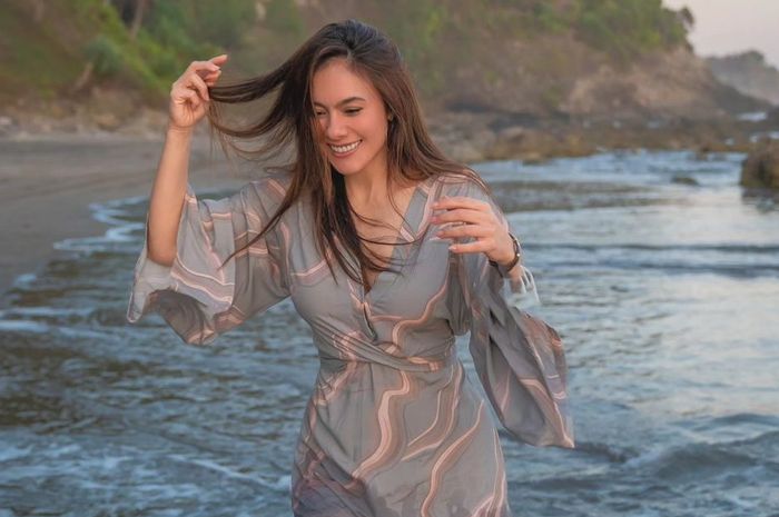 Tante Janda Mejeng Di Area Sirkuit Mandalika Potret Wulan Guritno