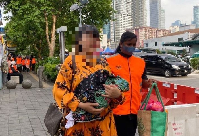 Warga Asal Indonesia Ini Jadi Pengemis di Malaysia Sambil Gendong Bayi ...