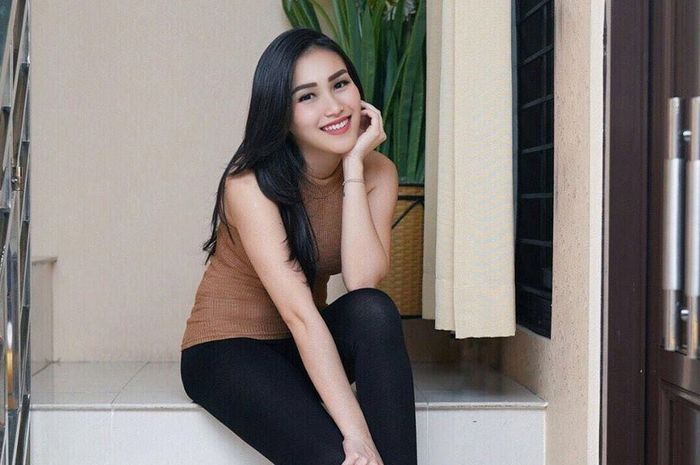 Kayak Nggak Pakai Celana, Ayu Ting Ting Foto Endorse Pakai Baju Super Pendek yang Bikin Salfok ...