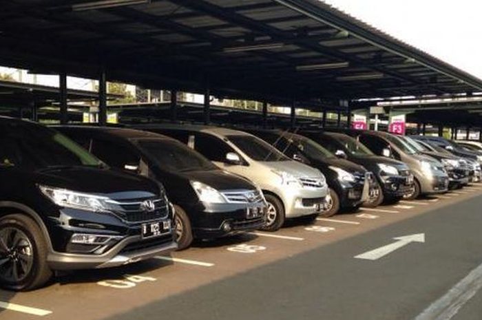 3 Cara Parkir Mundur yang Aman dan Benar, Cocok untuk Pemula - Nova