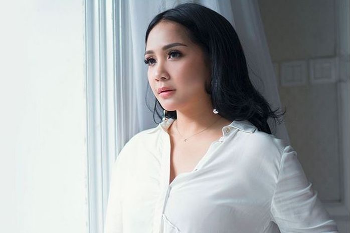 Dikira Kemeja Biasa, Harga Baju Nagita Slavina Bikin Netizen Istighfar - Stylo