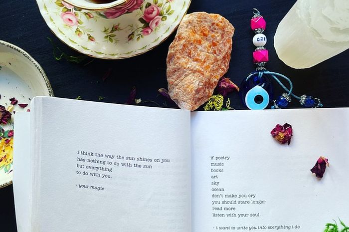 Membandingkan Majas dalam Puisi: Metafora, Simile, dan Repetisi - Kids