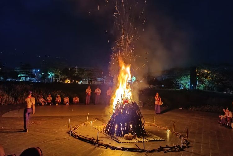 5 Makna Filosofis Api Unggun Pramuka bagi Para Anggotanya - Kids