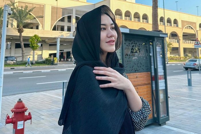 Masya Allah Ademnya! Intip Potret Santun Aaliyah Massaid Kenakan Gamis ...
