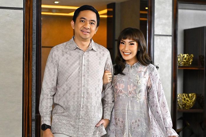 Inspirasi Baju Muslim Sarimbit untuk Lebaran 2024 ala Ayu Dewi, Santun ...