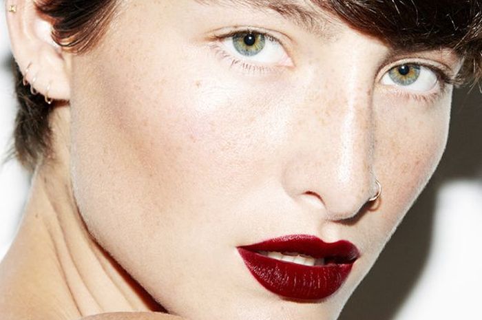Simak 5 Rekomendasi Lipstik Gelap untuk Wanita Kulit Putih Pucat - Stylo