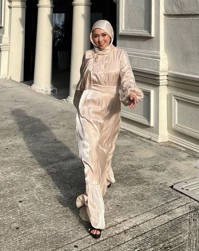 Inspirasi Shimmer Dress Hijab yang Sedang Jadi Tren, Sontek Yuk! - Stylo
