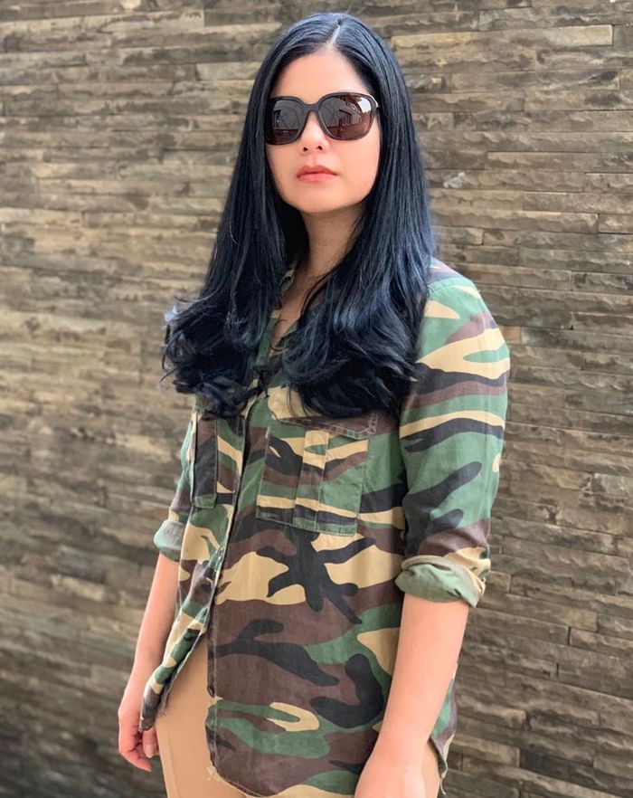 Pangling! Annisa Pohan Tampil Beda dalam Balutan Kemeja Loreng dan ...