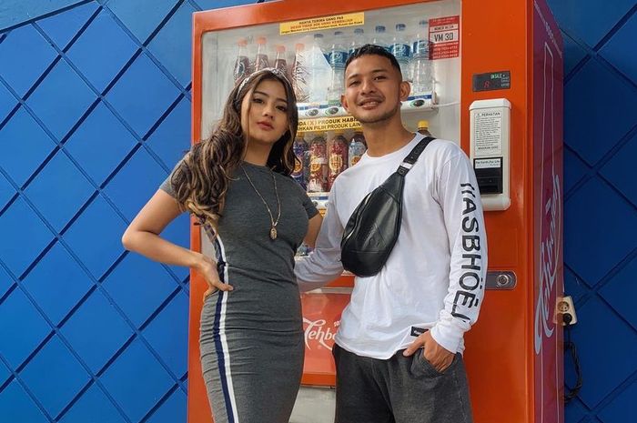 5 Gaya Kompak Bareng Pacar ala Ghea Youbi dan Gian Zola. Goals ...