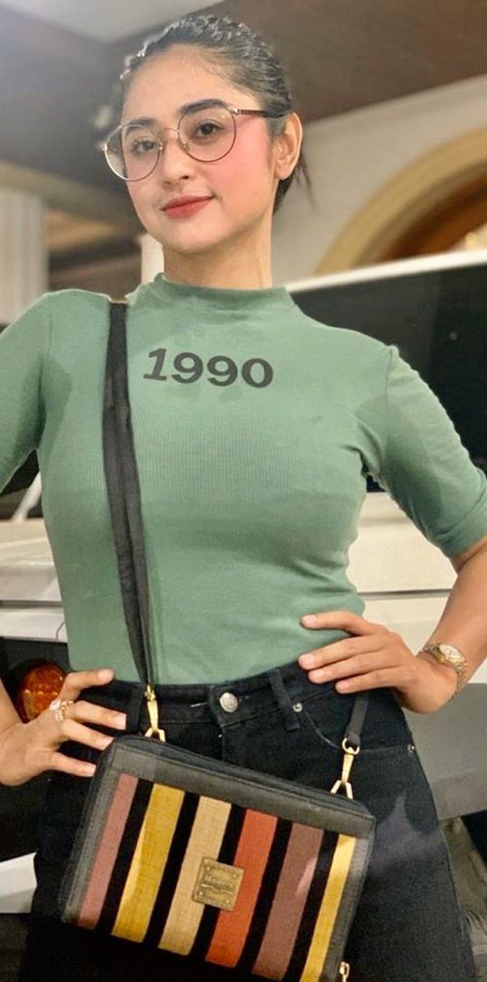 Pede Pakai Baju Ketat Meski Ketiak Basah Kuyup Terlihat Tampilan Super Seksi Dewi Perssik