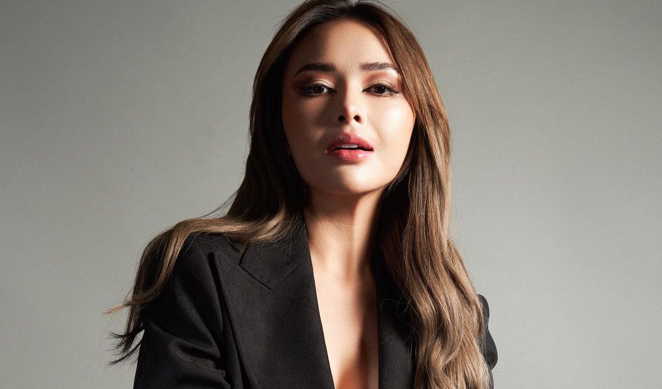 Cantik dan Seksinya Amanda Manopo Kenakan Strapless Dress yang Elegan