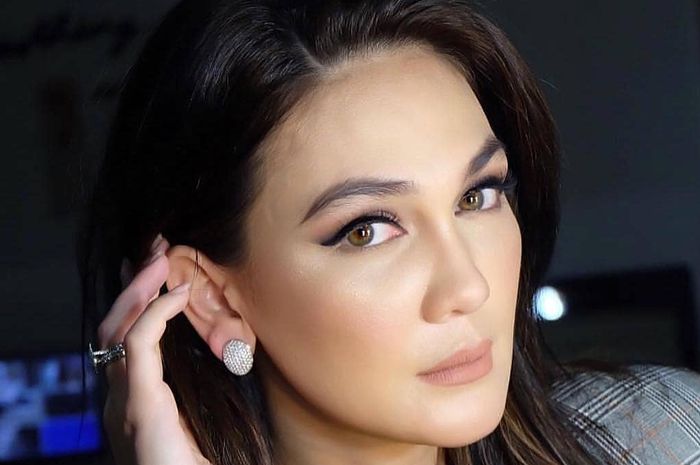 Gaya Sporty Luna Maya Pakai Celana Ketat dan Sneakers Saat Bersepeda di ... Gaya Sporty Luna Maya Pakai Celana Ketat dan Sneakers Saat Bersepeda di ...