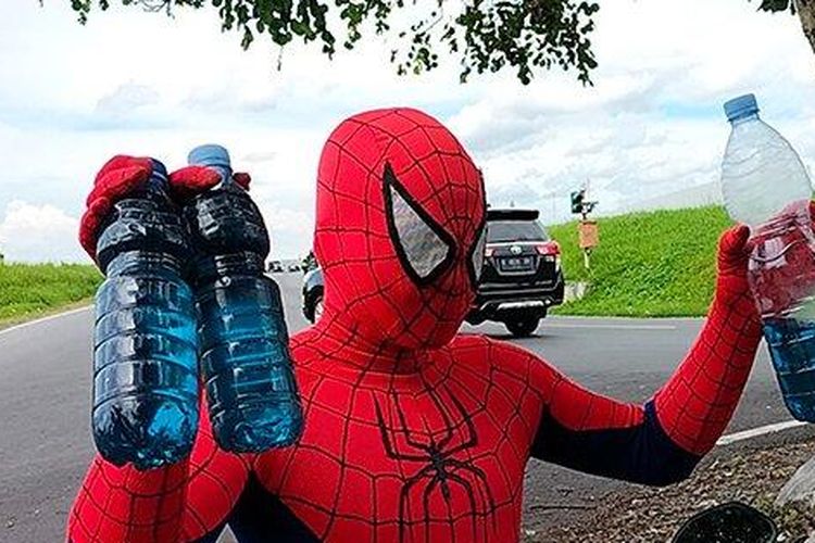 Spiderman Asal Boyolali Naik Motor Honda Astrea, Siap Tolong Pemotor ...
