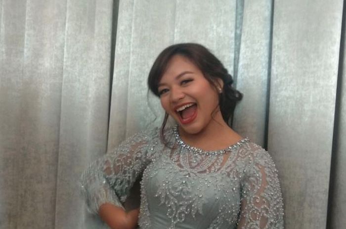 Mewah! Tampil Charming Pakai Mini Dress, Amel Carla Tenteng Tas Seharga ...