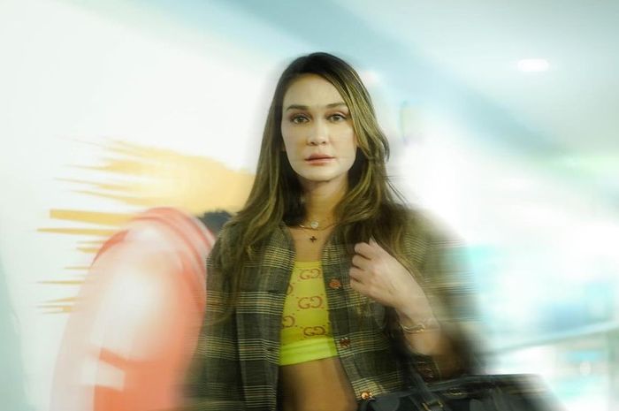 Rambut Acak-acakan Aja Cakep, Potret Luna Maya Pakai Kimono Dipuji - Stylo