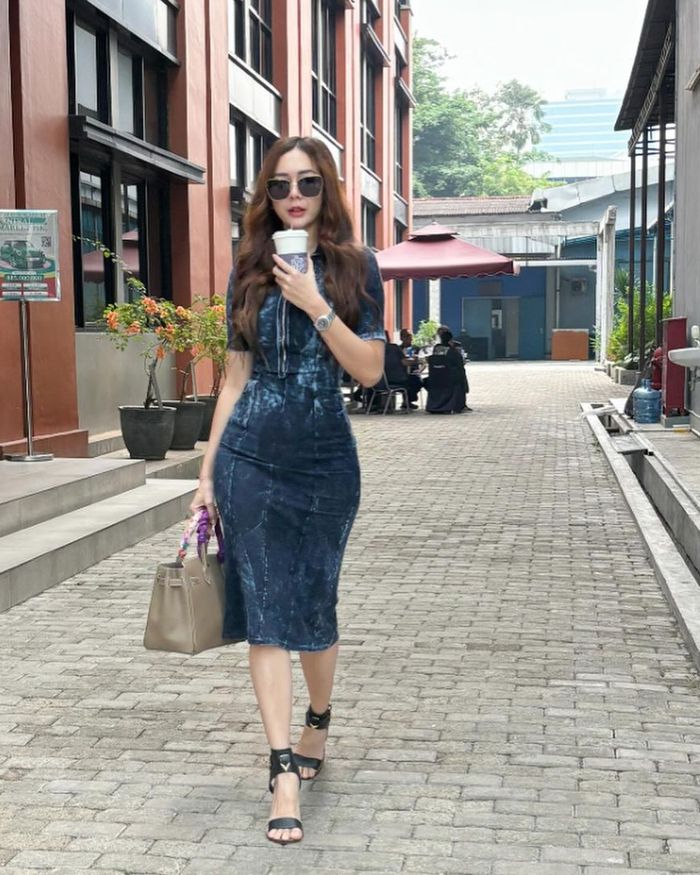 Body Aduhai Bak Gitar Spanyol, Tampilan Aura Kasih Kenakan Dress Ketat ...