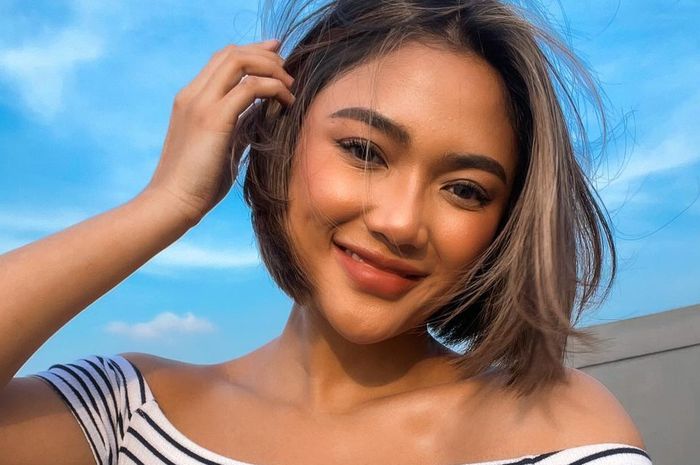 Bunga Besar Nangkring di Dada, Gaya Seksi Terbaru Marion Jola Disorot - Stylo