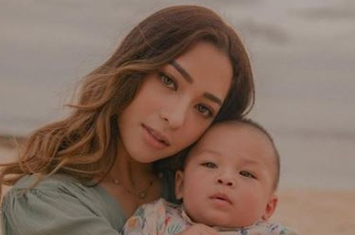 Super Manis! Nikita Willy Rayakan Ulang Tahun Pertama Baby Izz dengan Kue Buatan Sendiri