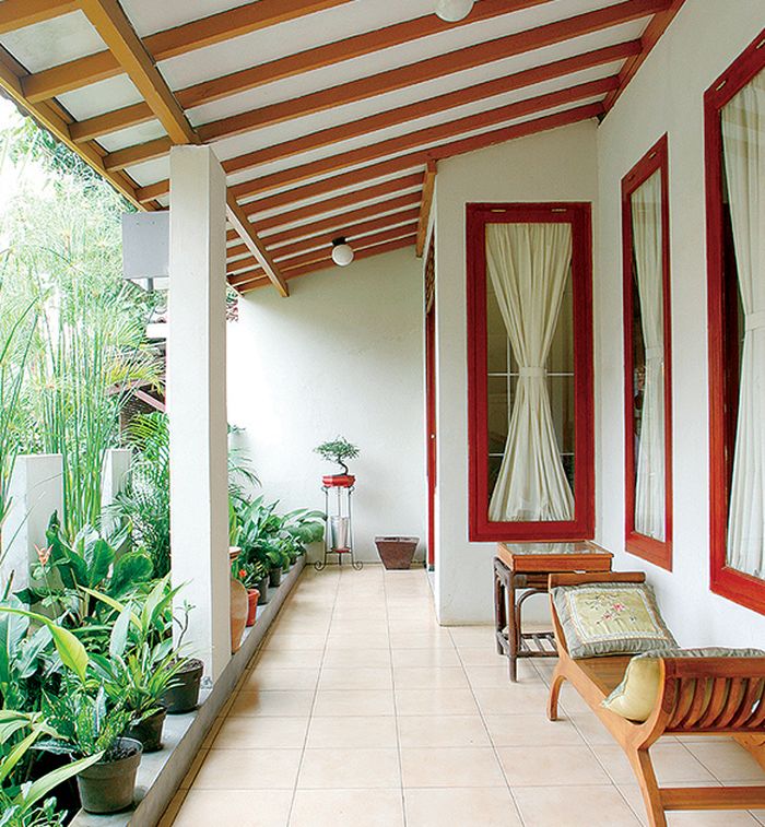 Jadi Ruang Transisi yang Punya Banyak Fungsi, Ini Trik Desain Teras ...