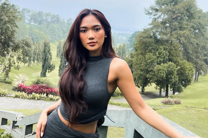 Gaya Seksi Marion Jola Pamer Pundak Mulus Kulit Eksotis Dipuji - Stylo