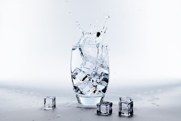 Trik Mudah Membedakan Es Batu dari Air Mentah dan Air Matang - Halaman ...