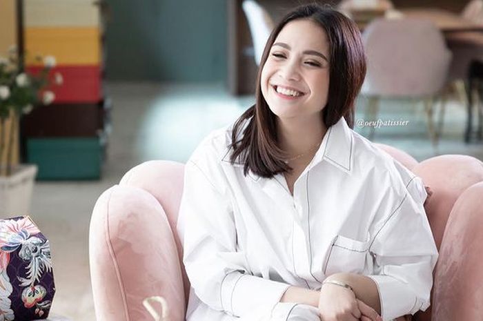 Gemari Sepatu Roda, Nagita Slavina Langsung Koleksi Sepatu Pink, Netizen: HPku Diinjek Harga ...