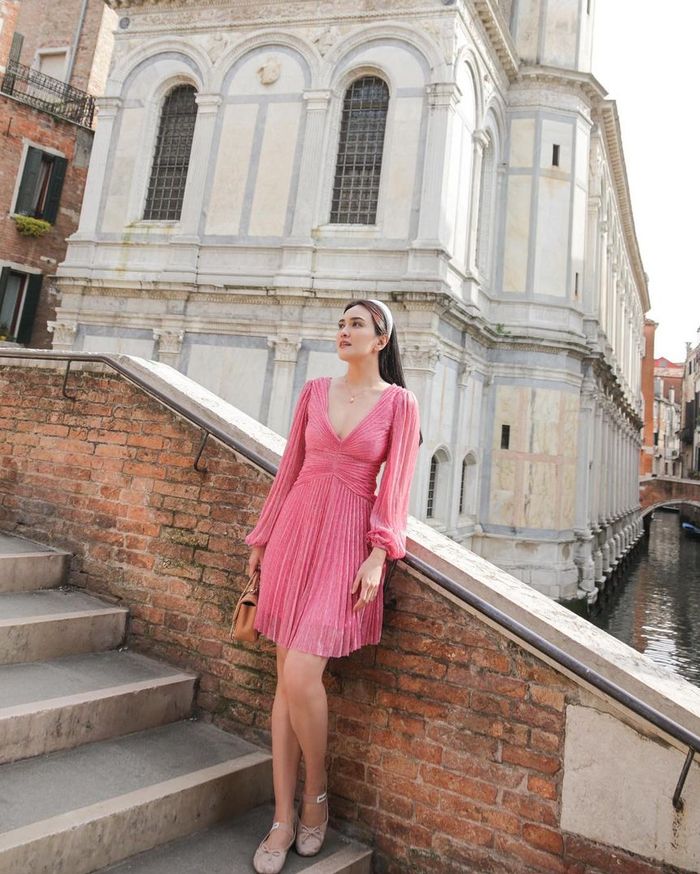 Padahal Cantik Kok Diceraikan! Gaya Shandy Aulia Pakai Dress Belahan ...