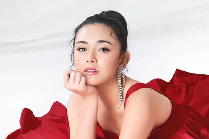 Gaya Seksi Amanda Manopo Pakai Kebaya Transparan Warna Merah Menggoda ...