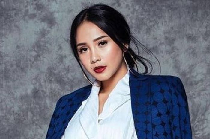 Bisa Dikira Baju Bekas! Dress Nagita Slavina Malah Jadi Sorotan karena Modelnya yang Unik - Stylo