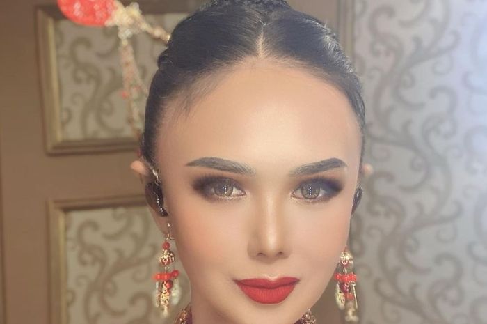 Janda Terawet Muda Uban Yuni Shara Dikomentari Saat Tampil Seksi Pakai Kemeja Putih Stylo