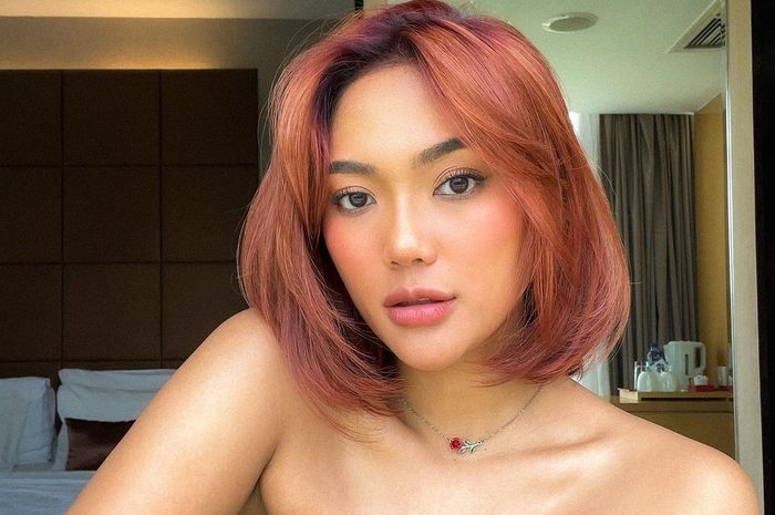 Tanpa Dikatain Maghrib, Kulit Eksotis Marion Jola Saat Pakai Swimsuit Ketat Panen Pujian - Stylo