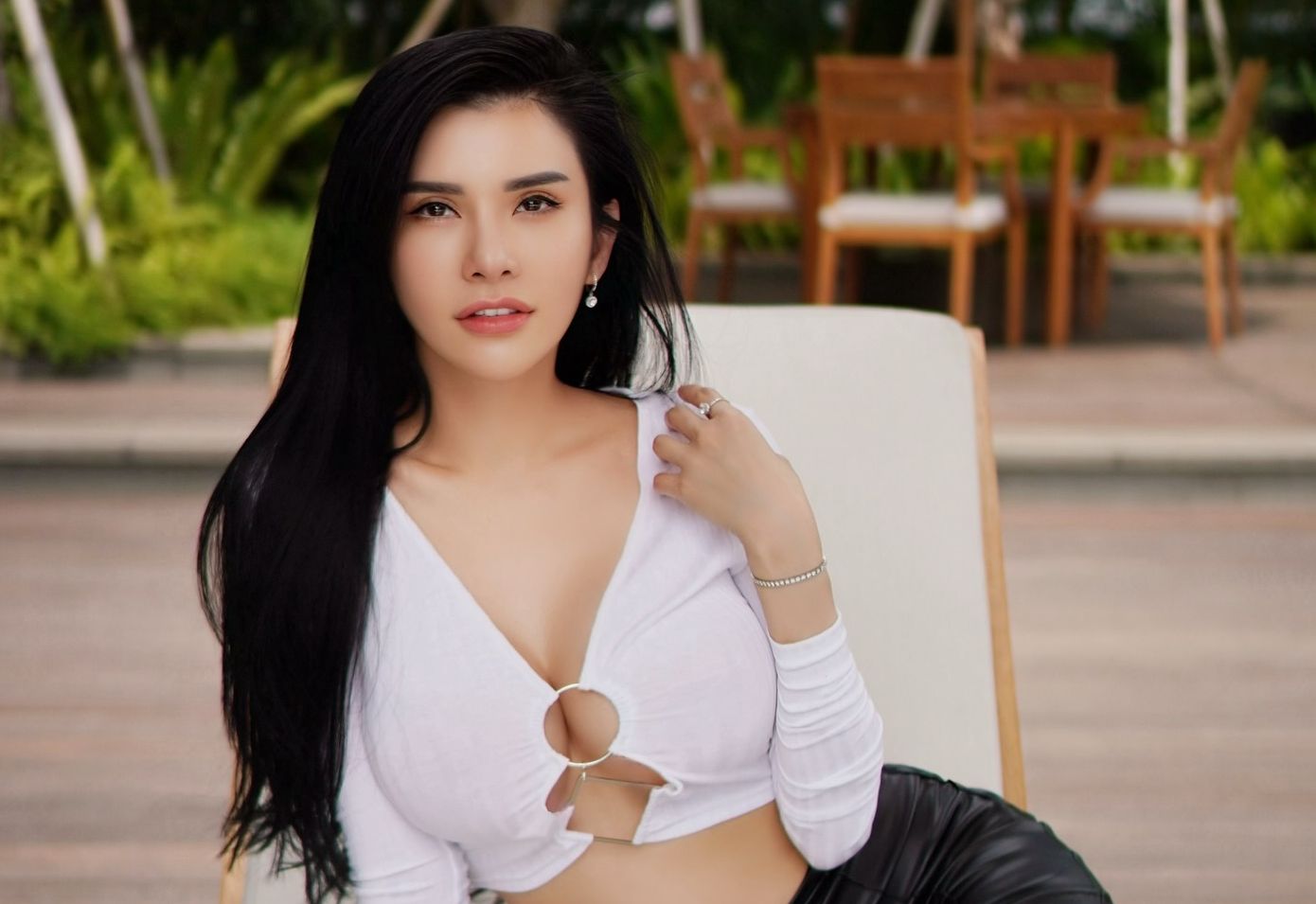 Belahan Dada Ngintip, Maria Vania Kembali Tampil Seksi Pakai Tube Top dan Rok Mini