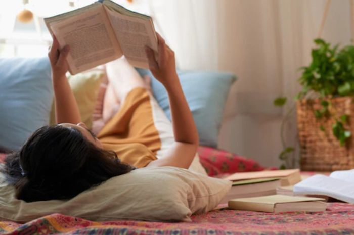 Rajin Baca Buku yuk, Bisa Bikin Lebih Semangat dan 4 Hal Ini! - CewekBanget