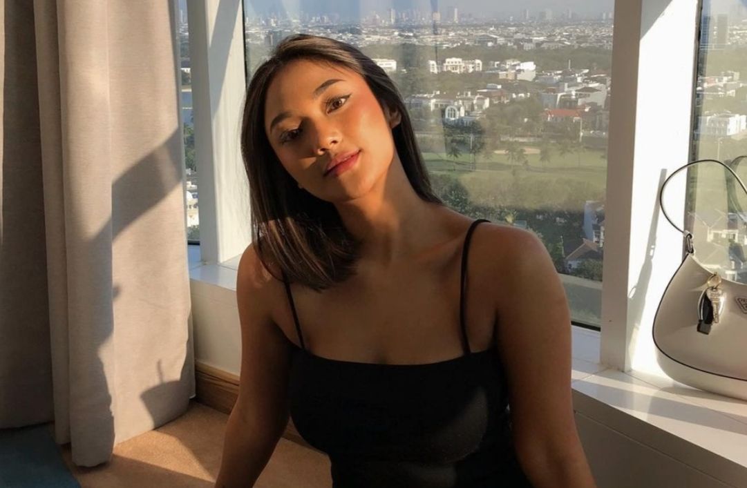 Pose Dada Membusung Pakai Baju Tube Top, Tampilan Super Seksi Marion Jola Curi Perhatian